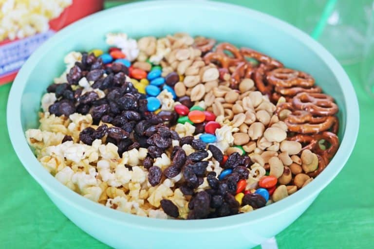 2-Minute Sweet and Salty Snack Mix Recipe + DIY Football Cups