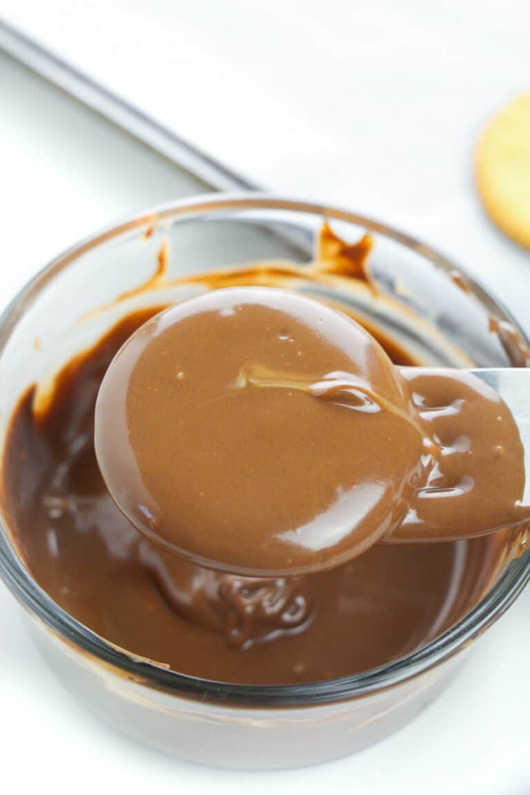 2-Ingredient Ritz Cracker Thin Mints (Easy No Bake Recipe!)