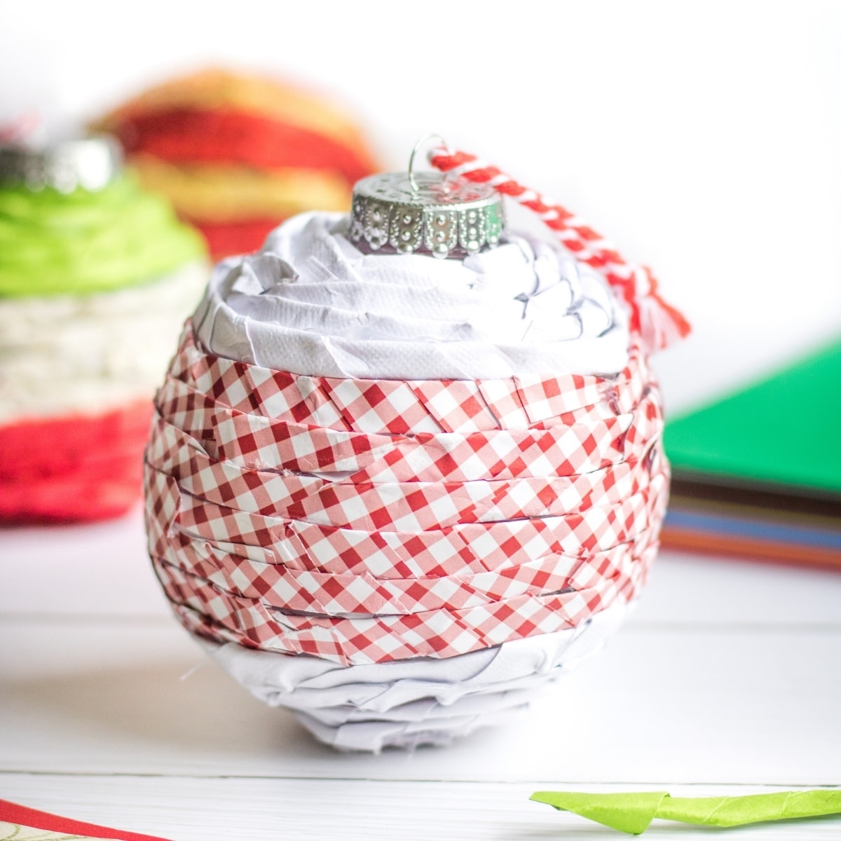 Twisted Paper Ornaments - A Clear Plastic Ornament Craft Idea