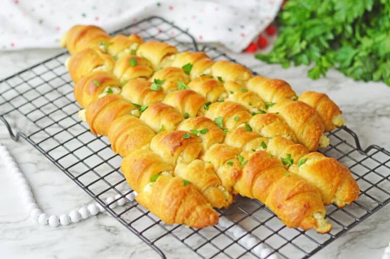 Pull-Apart Crescent Roll Christmas Tree