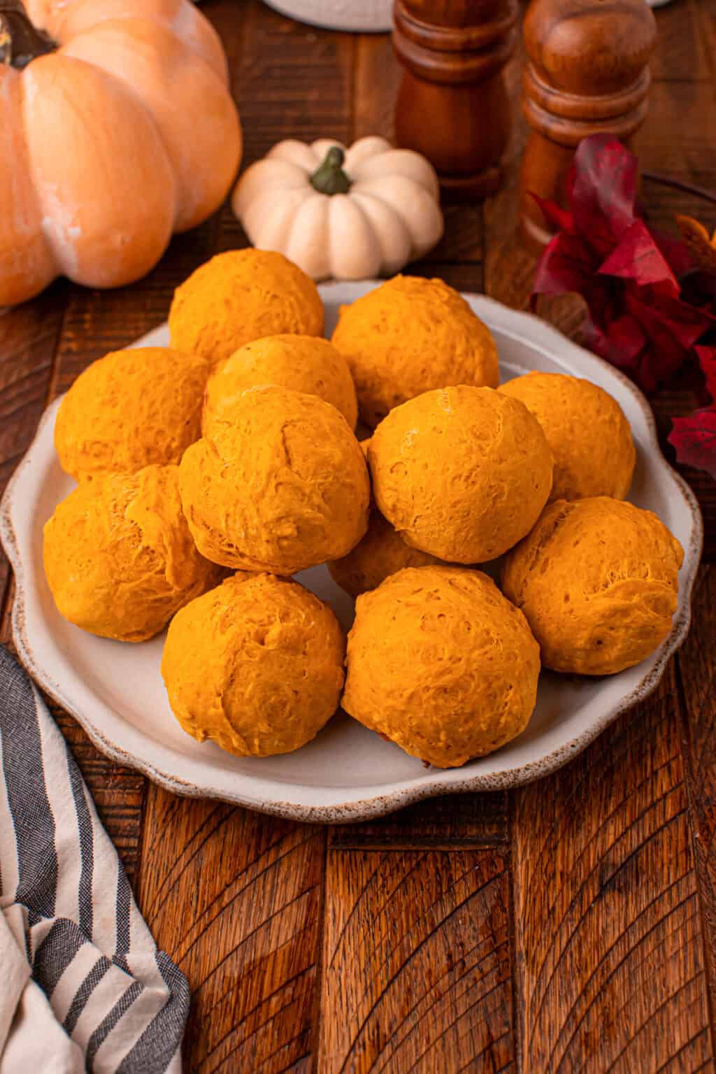 2-Ingredient Pumpkin Bread Rolls (No Yeast!)